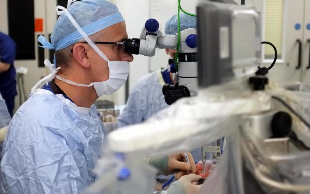 Primera operación Robótica desde dentro del ojo - Clínica Oftalmológica ...
